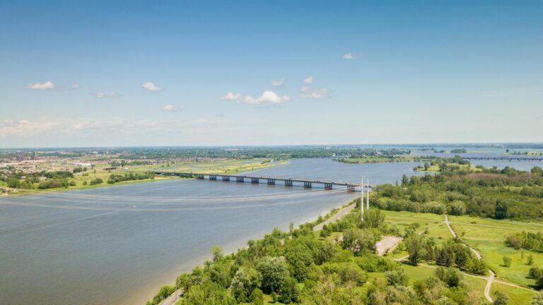 21 Canadian Suburbs That Offer City Perks Without the Stress - Trendonomist