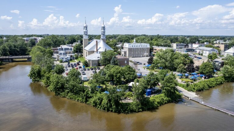 21 Canadian Suburbs That Offer City Perks Without the Stress - Trendonomist