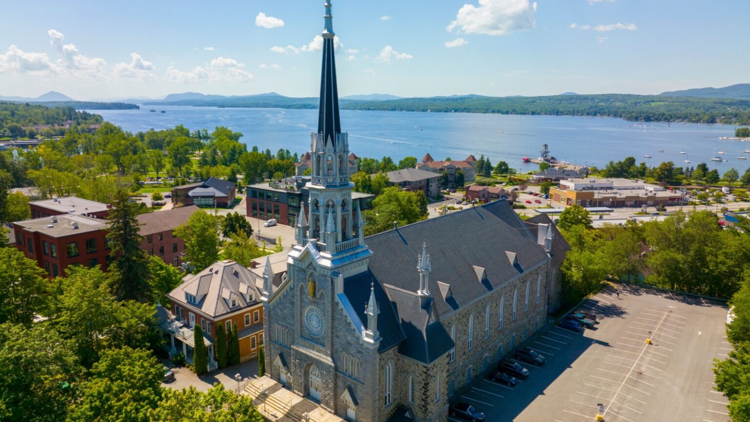 23 Small Canadian Towns That Feel Like European Villages - Trendonomist