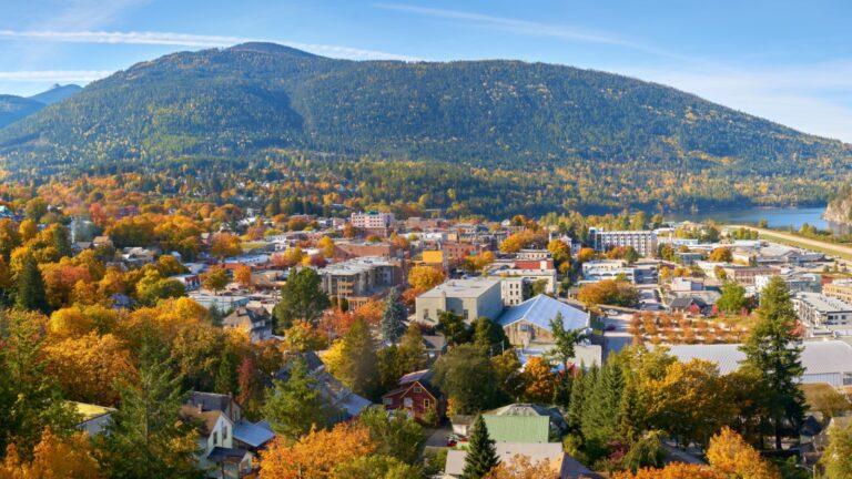 23 Small Canadian Towns That Feel Like European Villages - Trendonomist