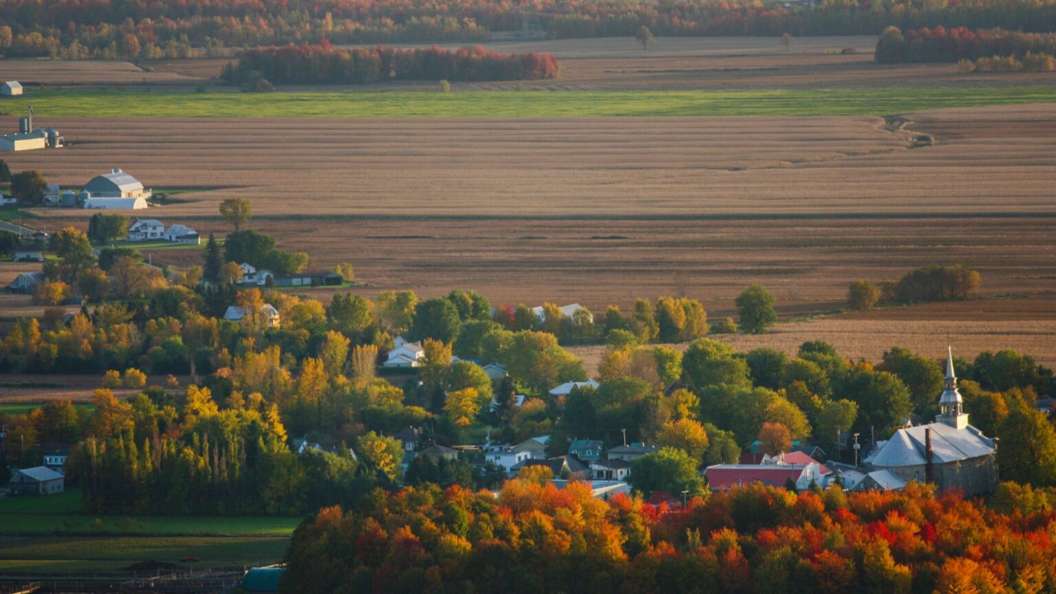 23 Small Canadian Towns That Feel Like European Villages - Trendonomist
