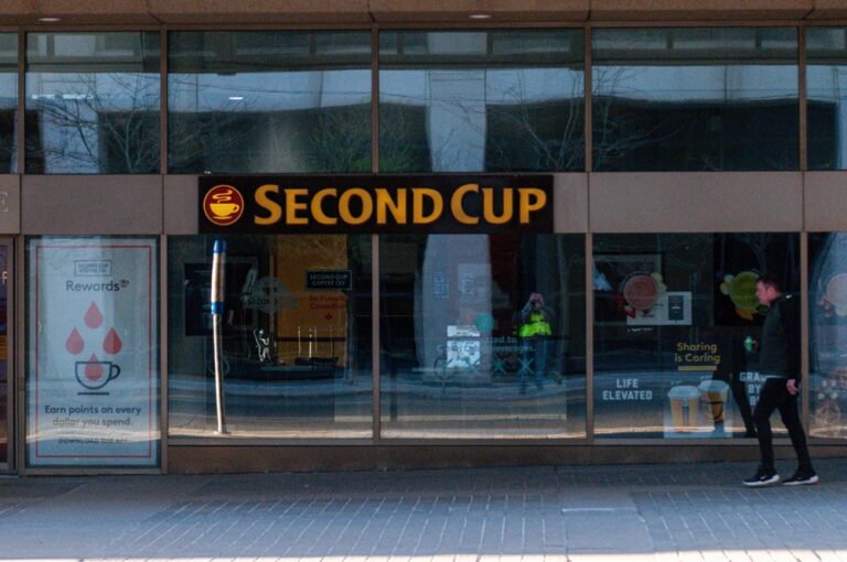 15 Canadian Chain Restaurants People Miss (And the Ones Taking Over ...